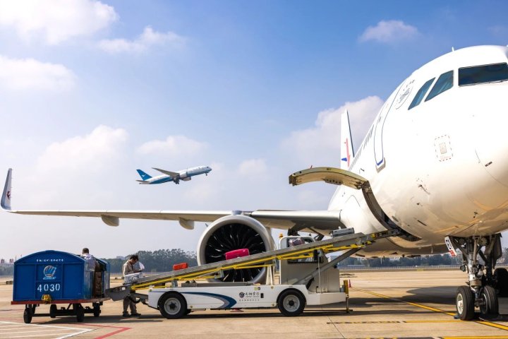 What does Hand Carry Service mean? - BaiYue Logistics